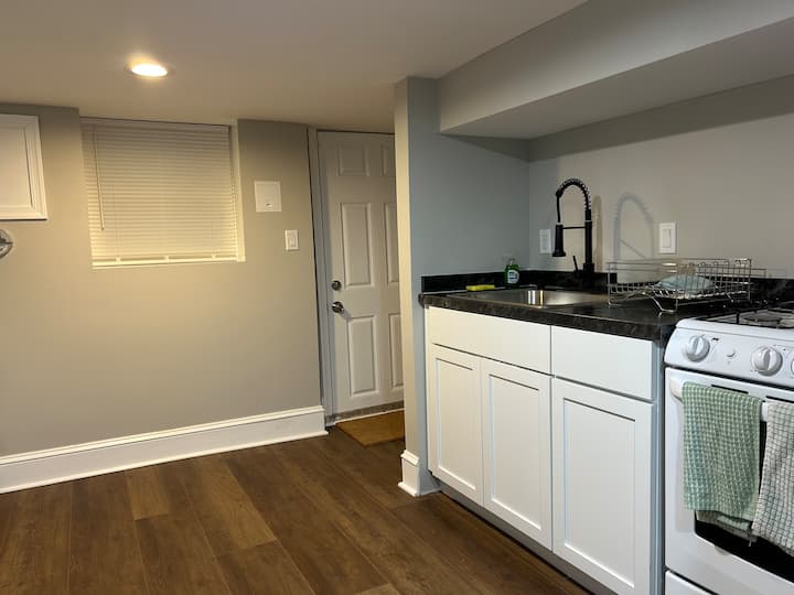 Renovated Basement Apt Near Johns Hopkins Hospital - Baltimore, MD