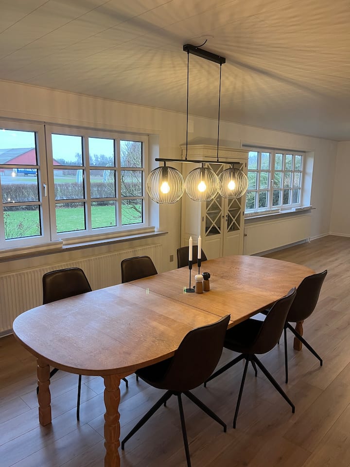 Hus Med Stor Grund, Plads Til At Være Udenfor - Ribe
