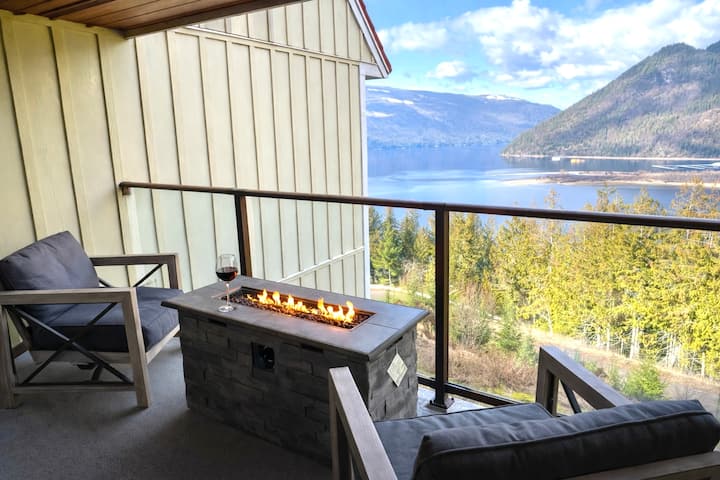 2-level Lakeview Townhouse • Views Both Floors - Sicamous