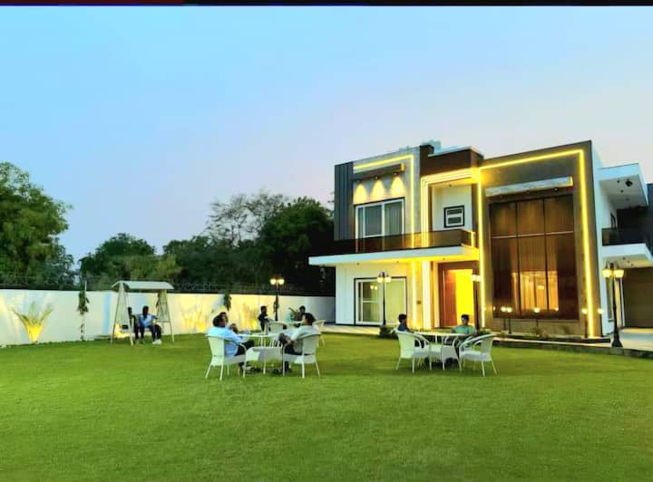 6 Bedroom Pool Garden Nature Escape Farmhouse - Delhi