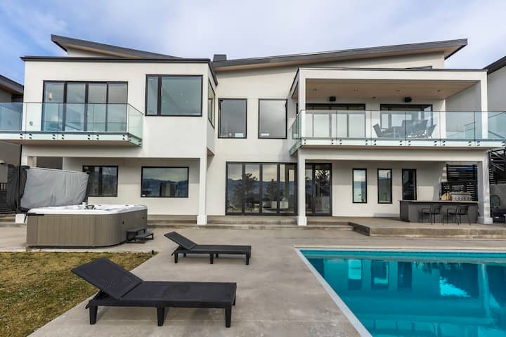 Modern Retreat Panoramic Lake Views, Pool, Hot Tub - Kelowna