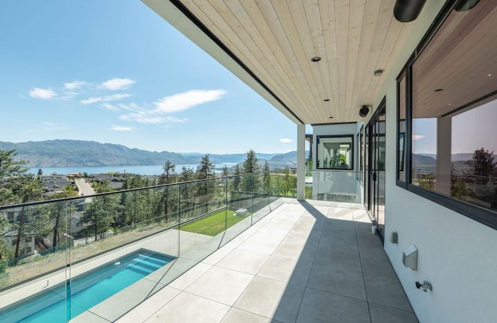 Modern Retreat Panoramic Lake Views, Pool, Hot Tub - Peachland