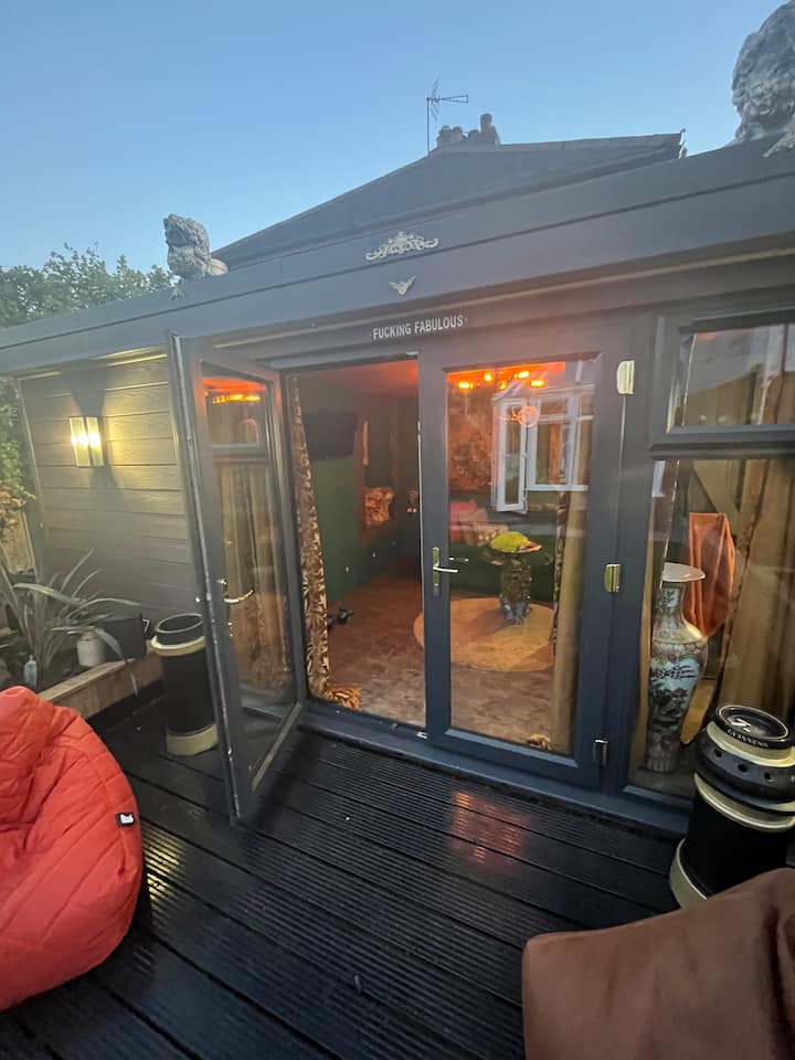 The Beaumont Baroque B&b Cabin - Nuneaton