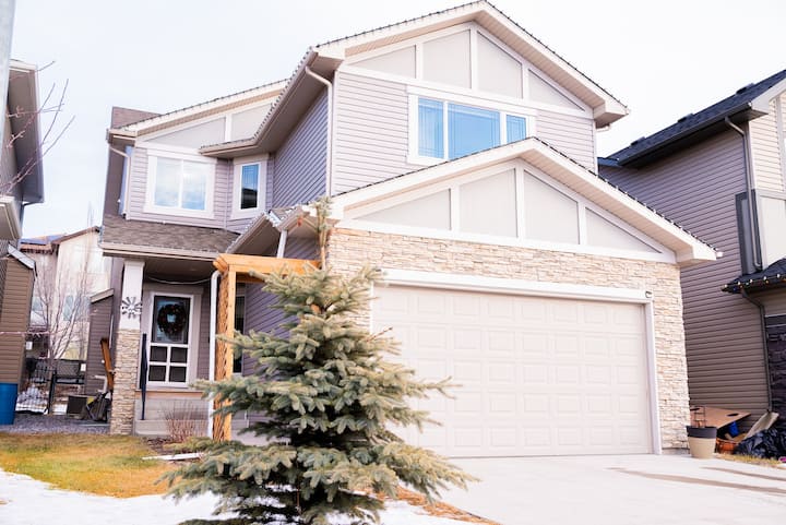 Perfect Family Stay | Space, Comfort & Patio - Cochrane