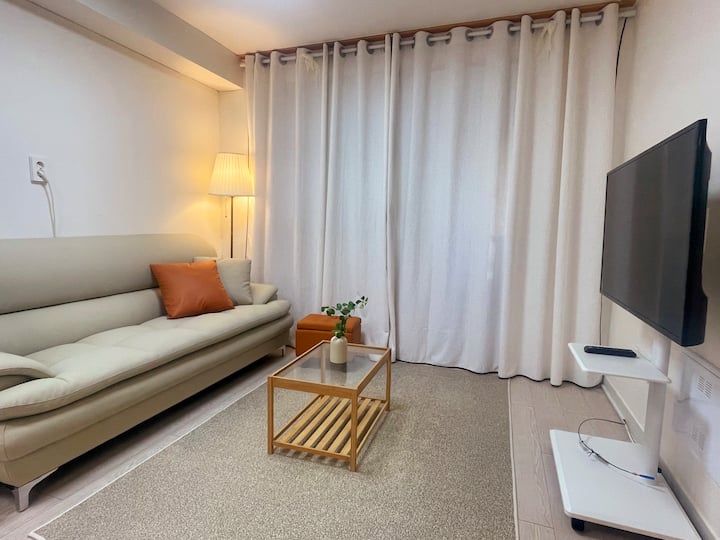 #<Near&dear>/홍대입구역 7분 /공항철도 /무료 짐 보관•주차/ 홍대/ 연남/신촌 - Zuid-Korea