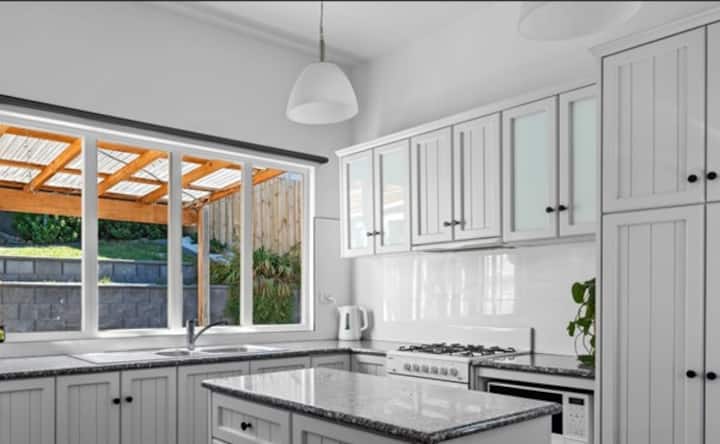 Centrally Located Sunny Heritage Haven - Launceston