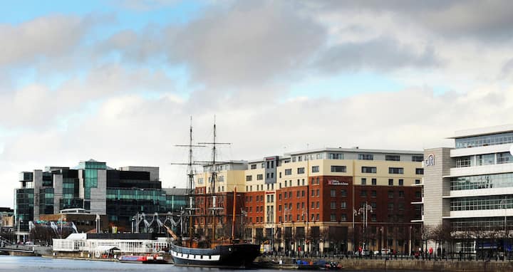 2 Bedroom Apartment With Balcony In Spencer Dock - Dún Laoghaire