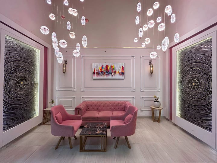 Skyhigh 1bhk |Metro•work•medantanearby•wfh Restpad - Noida