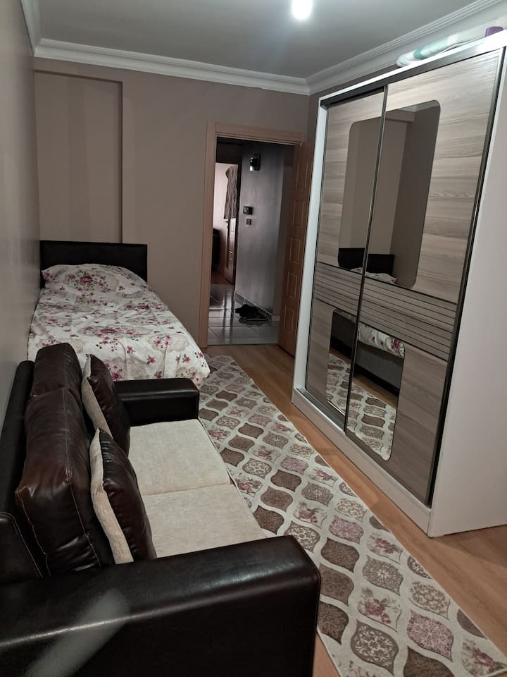 B-5 Temiz Ve  Güvenli
Aile Apartmanı
1. üSt Kat - Esenyurt