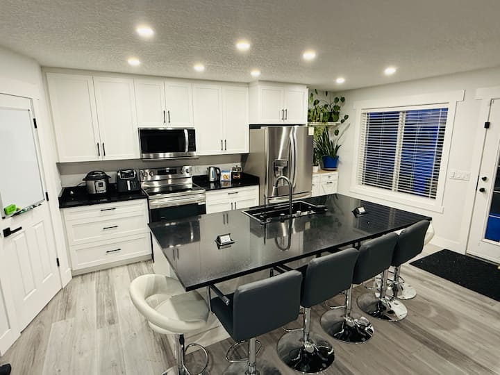 Family-friendly Home In The Heart Of Chestermere - Chestermere