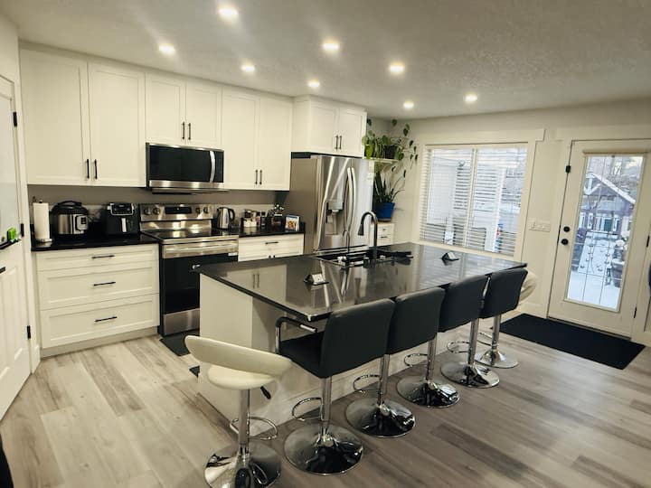 Family-friendly Home In The Heart Of Chestermere - Chestermere