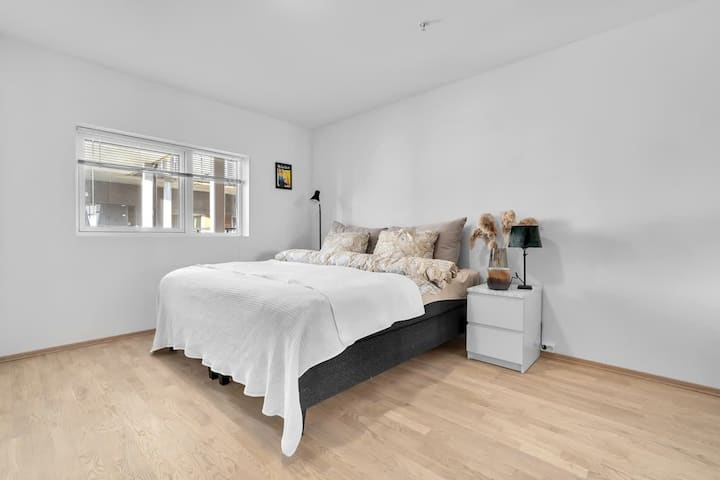 Romslig, Nærme Sentrum, Garasjeparkering - Kristiansand