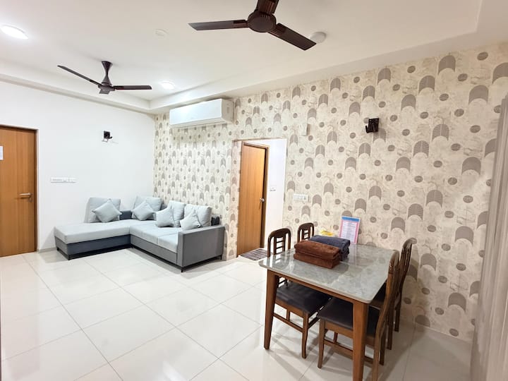 The Skylîne Suite 6-2bhk Apartment's+ Pool - アフマダーバード