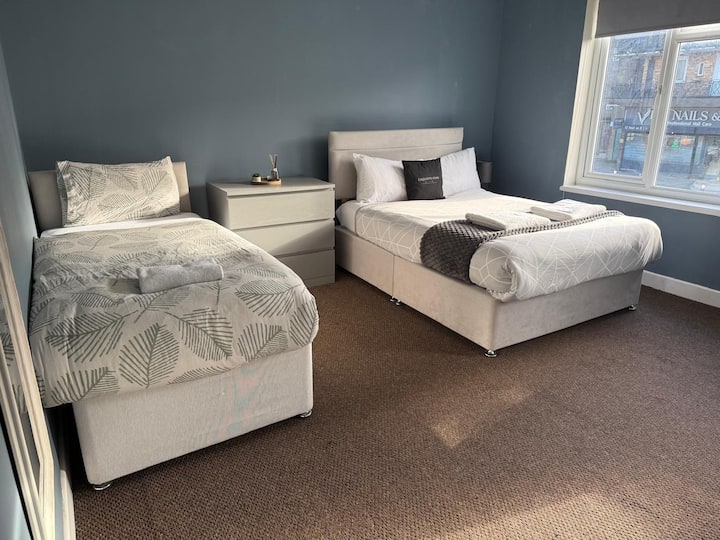 Spacious High Street Apartment, Sleeps 6 - Nuneaton