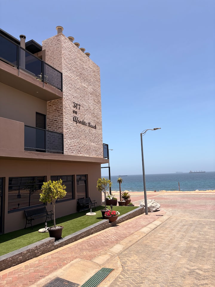 Shenengi By Sea 

Where The Ocean Meets The Desert - Namibia