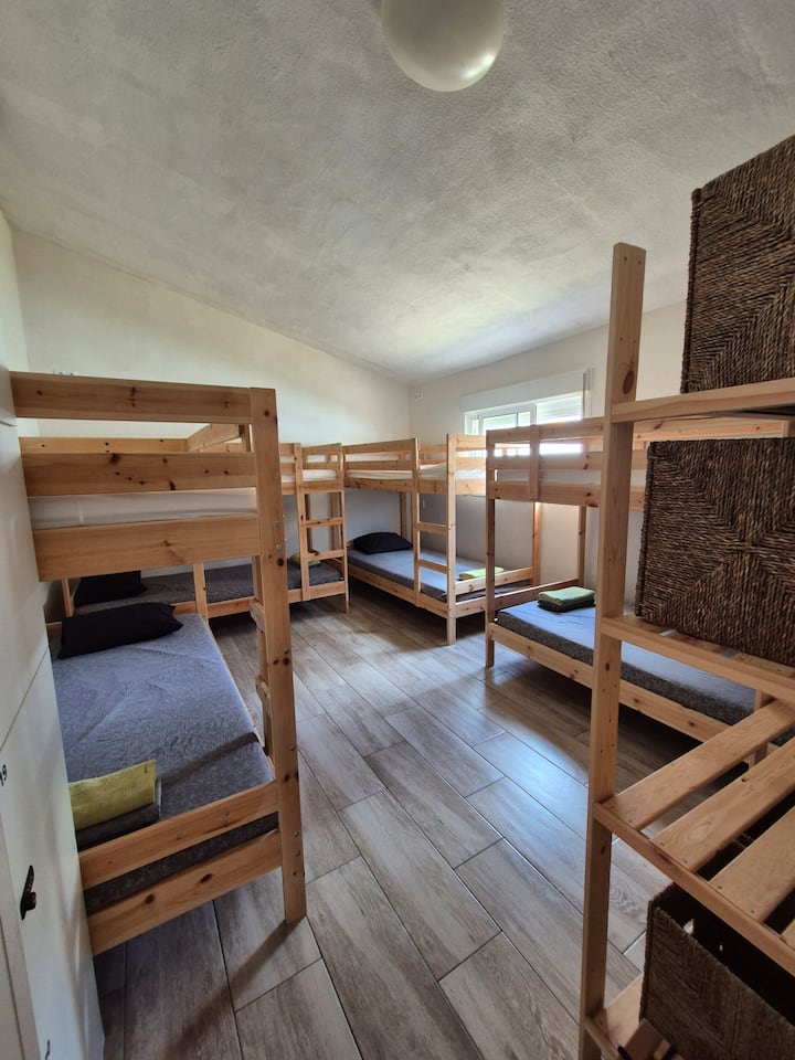 Cama En Habitacion Compartida De Hombres 8 Camas - Bigastro