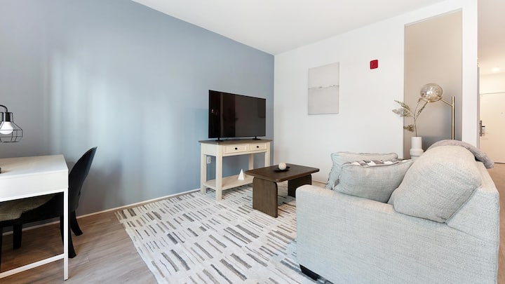 Landing | Stylish 2bd, Gym, Pool - Hyattsville, MD