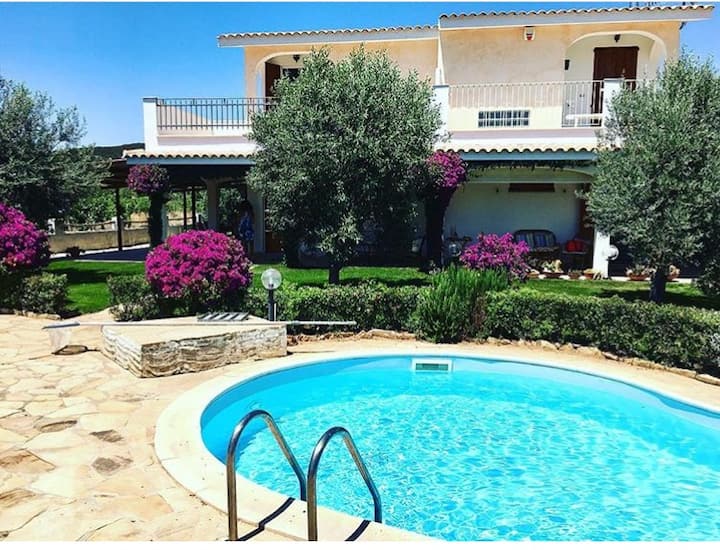 Villa In Residence Con Piscina - Sant'Anna Arresi