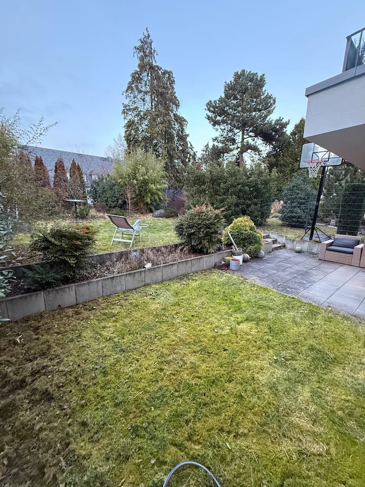 Green, Skyscraper View Oasis In Central Frankfurt - Frankfurt am Main