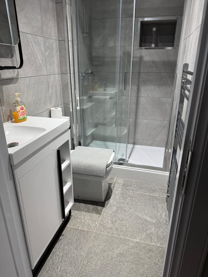 Suitable For Contractors, Self-contained Studio - Glasgow