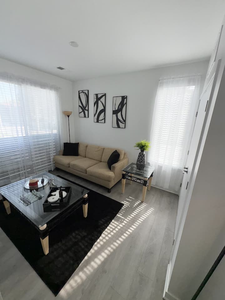 Spacious Studio Living With Lounge Space - Avondale, MO
