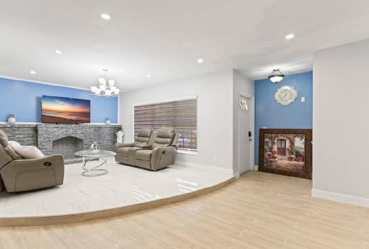 Private King Master Suite Near Hardrock Stadium - Miami Gardens, FL