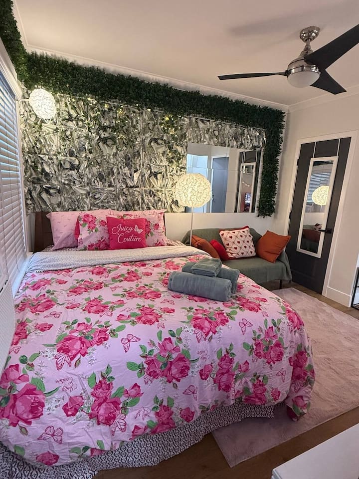 Comfy Nestle In Hollywood - West Hollywood, CA