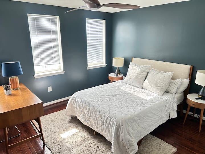 Spacious Bedroom W/ Living Room. Walk To Penn St. - Baltimore, MD