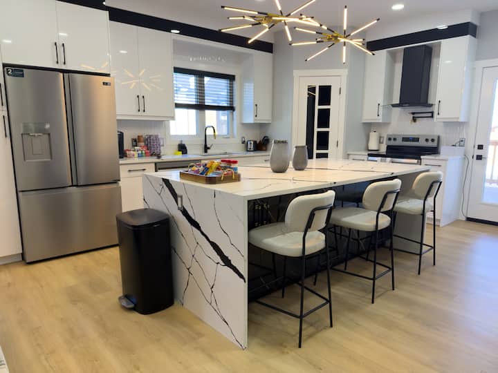 Luxury New Build | Dual Kitchens | 5 Bdrm | Garage - Lloydminster