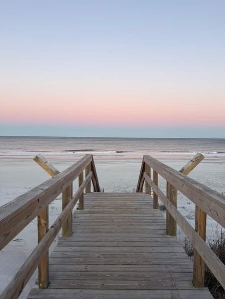Ocean View Retreat, Seconds From Vilano Beach - Vilano Beach, FL