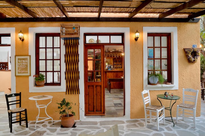 Between Ancient Temples And Sandy Beaches - Эгина