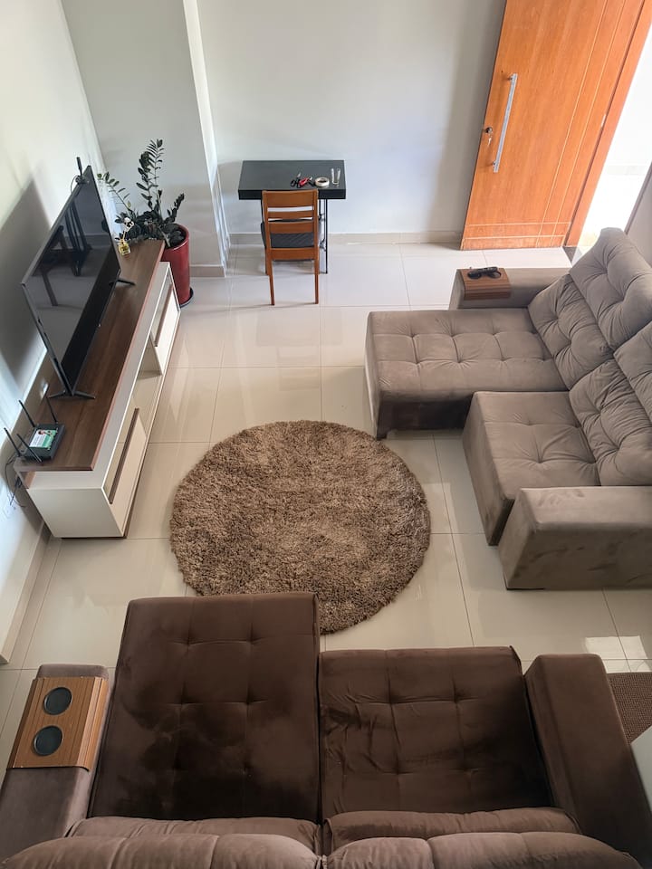 Sobrado Próximo à Ucdb
Todos Os Quartos Com Ar - Campo Grande