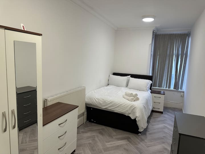 Spacious 6-bed Flat For Groups & Families - Birmingham
