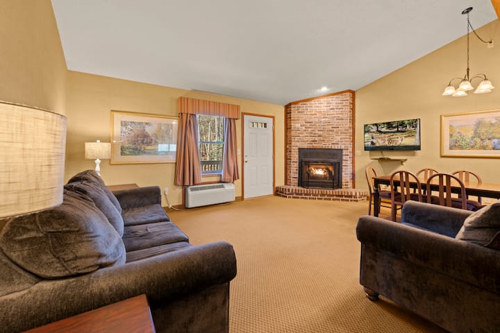 Wildlife Escape: Lake Harmony 2br Two Story - Lake Harmony, PA
