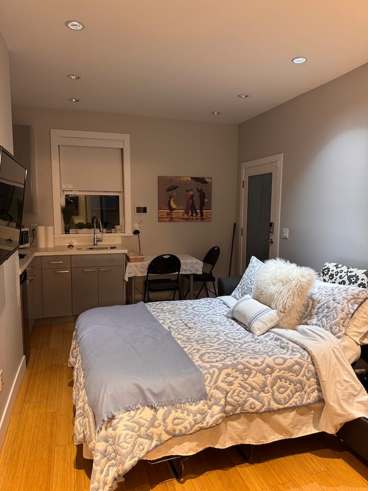 Modern Suite Central To Shopping And Transit - West Vancouver