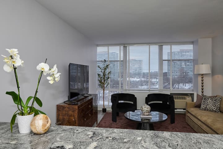 City-view Retreat W/ Kitchen & Workspace - Chicago