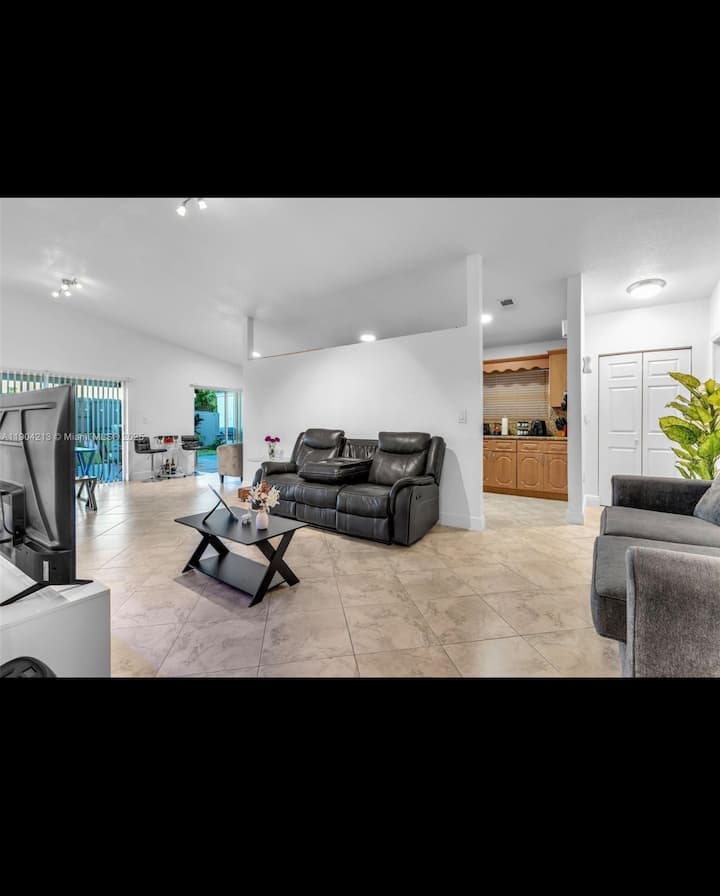 Casa Muy Espaciosa Lista Para Cualquier Ocasión - Cutler Bay, FL