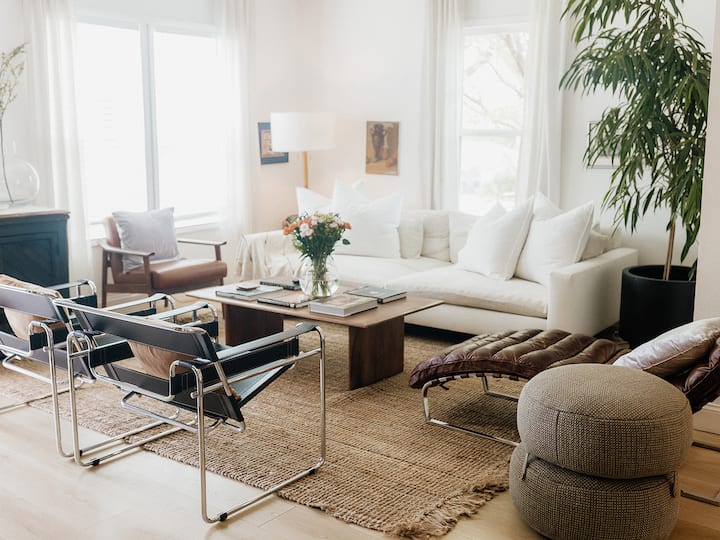Walk To The Square • Sleeps 9 • Boutique Airbnb - McKinney
