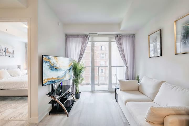 2026 Furnished | 1br+1den+1ba+parking - Toronto, ON