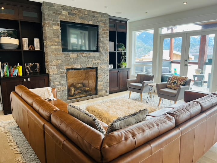 Serene Mountain Views - Squamish