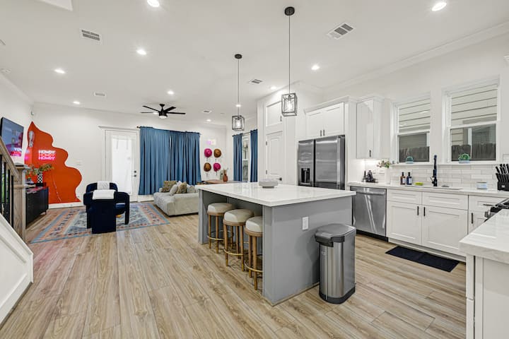 15 Min To Nrg, Private 4br W/ Game Room | Sleep 11 - Houston, TX