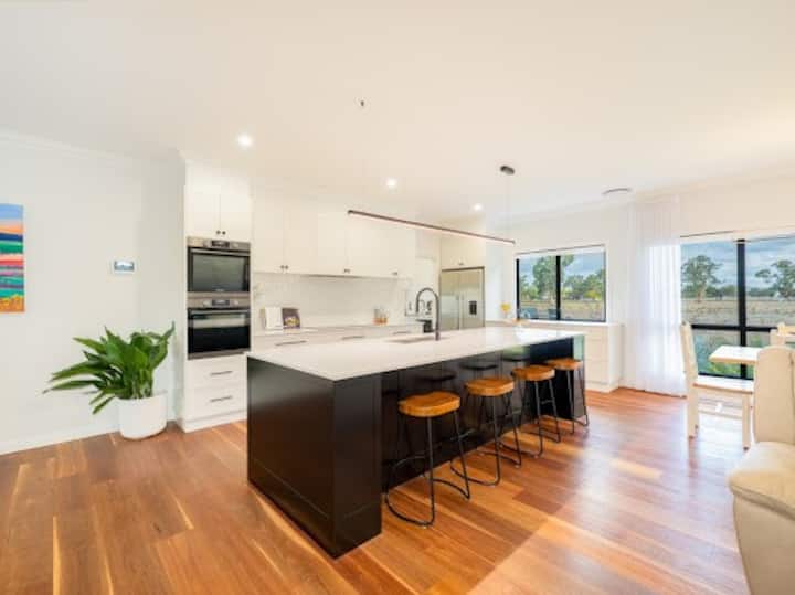 Luxe Country Retreat. Entire Wagga Home. - Wagga Wagga