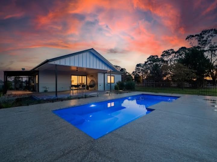 Luxe Country Retreat. Entire Wagga Home. - 沃加沃加