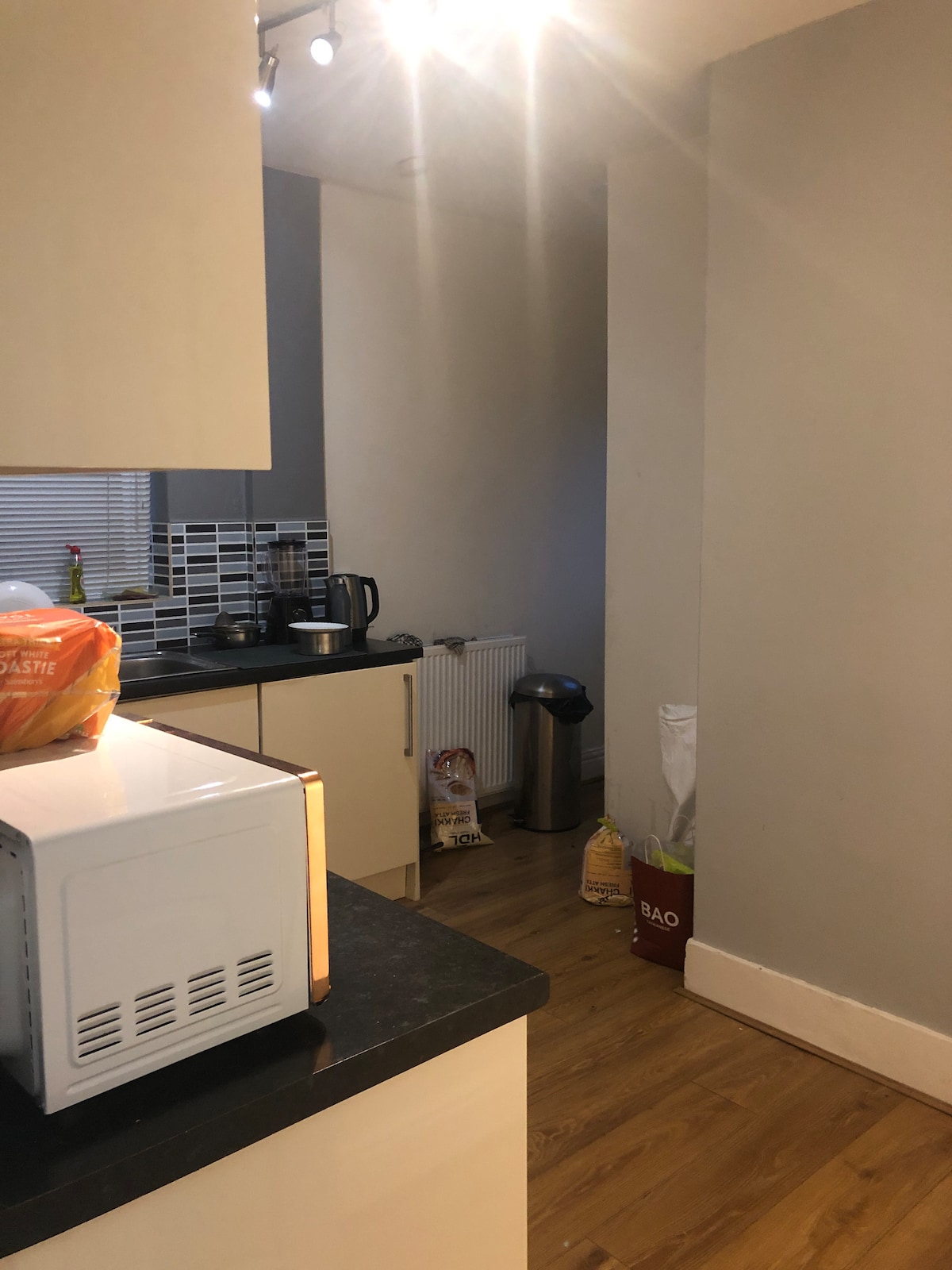 Dormitorio doble en un alojamiento compartido limpio y amigable ...