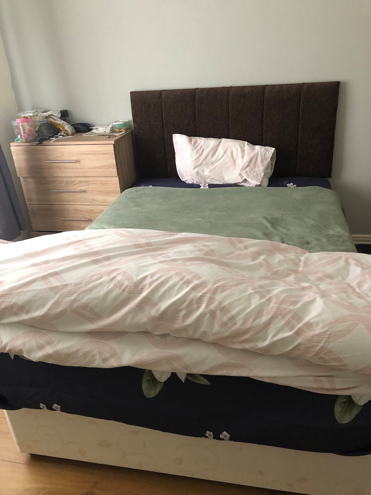 Dormitorio doble en un alojamiento compartido limpio y amigable ...