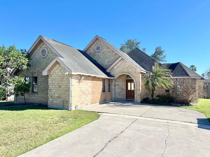 Spacious Home W/indoor Pool & Hot Tub |Sleeps 12 - Pharr, TX