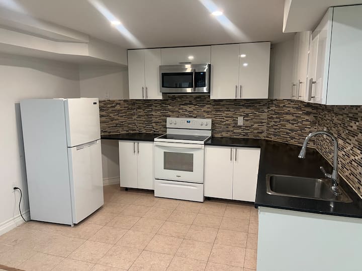 Walkout Basment Appartment In A Quiet Nice House - Aurora