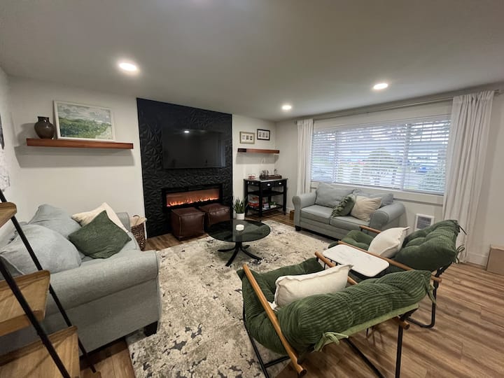 Pink Door Island Getaway - Oak Harbor, WA