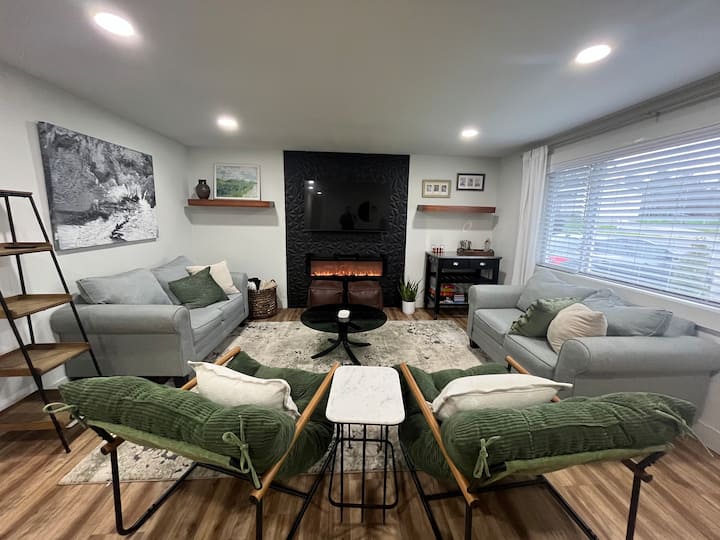 Pink Door Island Getaway | Fire Pit | Sleeps 7 - Oak Harbor, WA