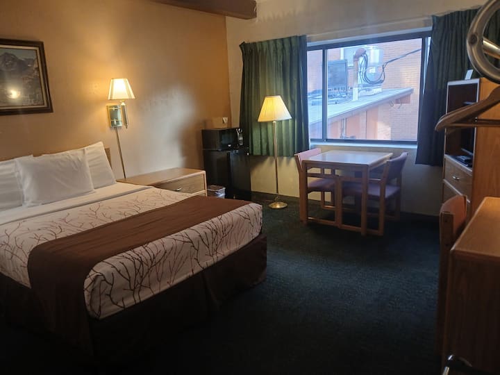 Hotel-style Queen: Back-building Privacy - Great Falls, MT